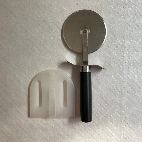Pampered Chef | Kitchen | Pampered Chef Large Pizza Cutter Wheel With ...